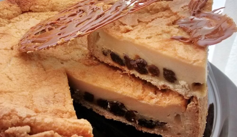 Tarta rellena de crema con pasas de uva